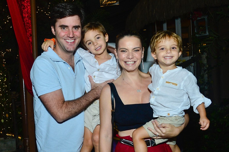 Milena Toscano faz aparição pública rara com o marido e filhos