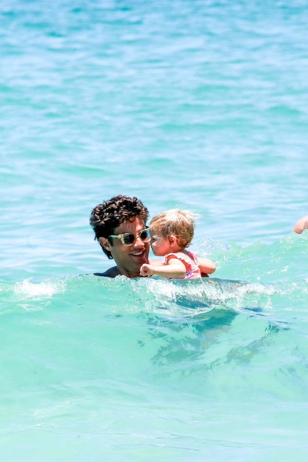 Chay Suede curte praia com a filha caçula; veja fotos