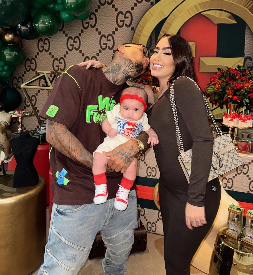MC Mirella e Dynho Alves fazem mesversário da filha com tema de grife ...