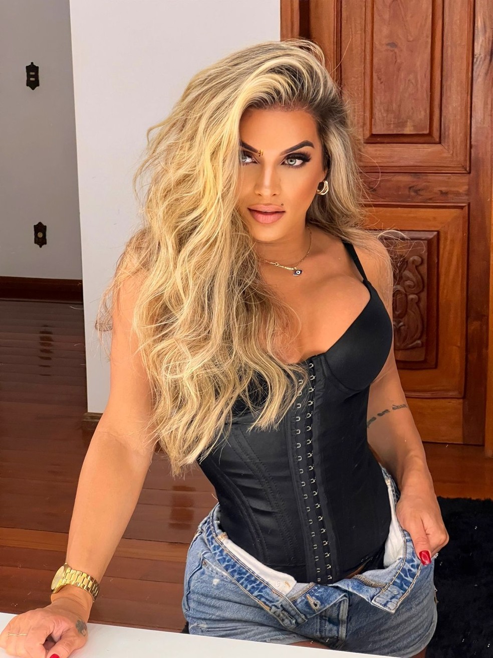 Modelo famosa pelos 128cm de bumbum revela procedimentos estéticos ...