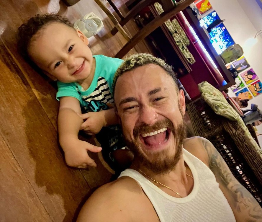 Fred mostra momento de reencontro com o filho após BBB 23; vídeo