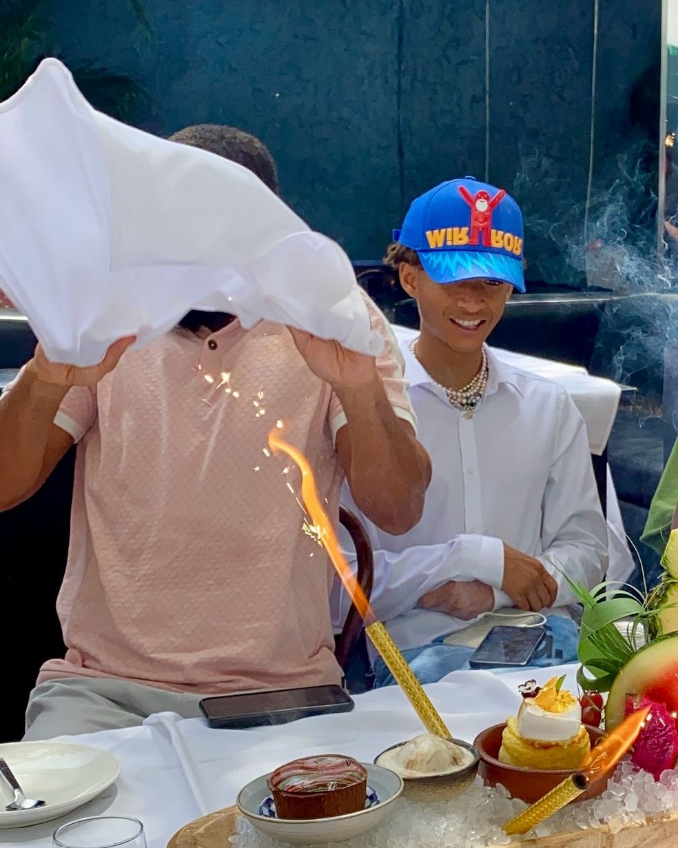Will Smith se atrapalha com vela no aniversário do filho: 'Incendiando ...