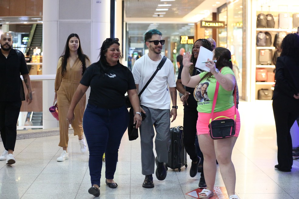 Junior Lima é tietado por fãs em aeroporto no Rio; fotos