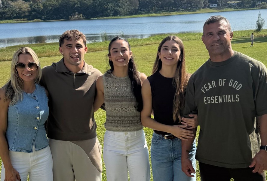 Joana Prado e Vitor Belfort mostram fotos de reencontro com os três filhos