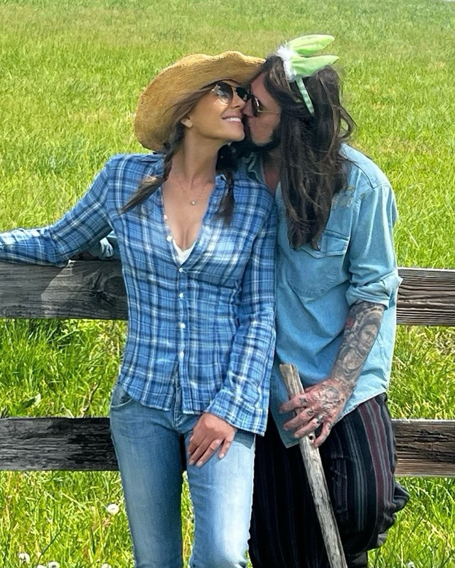 Assumidíssimos, Elizabeth Hurley e Billy Ray Cyrus dão beijão em foto; veja