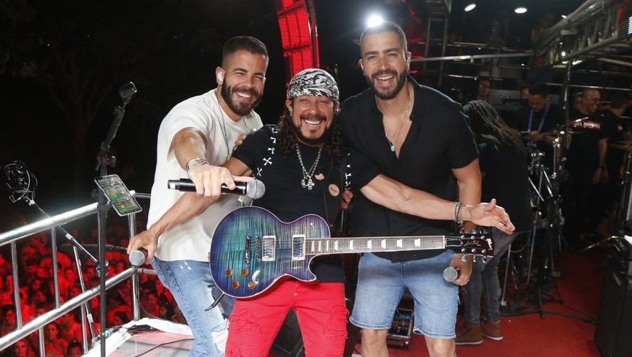 Bell Marques explica motivo de não tirar bandana em casamento de filho