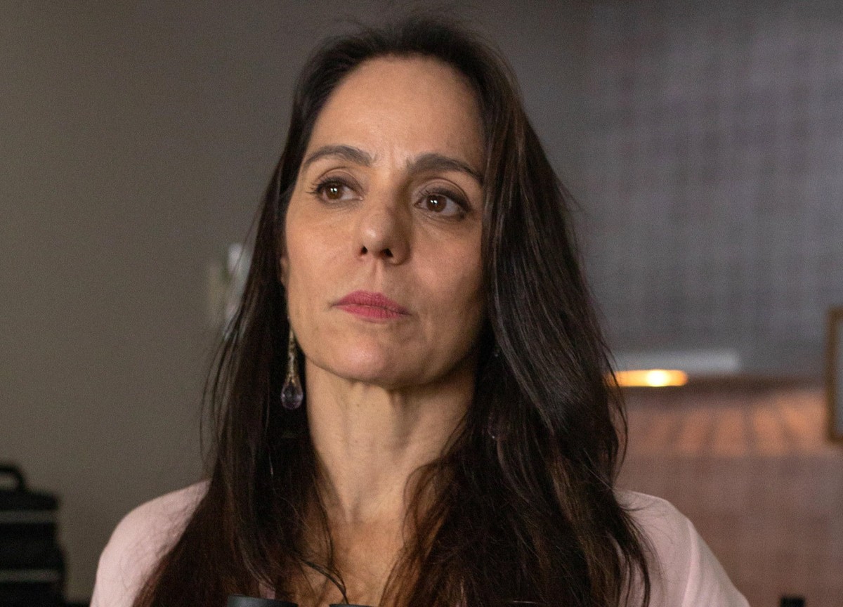 Claudia Mauro mostra flexibilidade ao fazer exercício: 'Pé na mão'