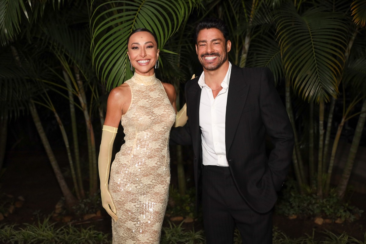 Sabrina Sato e Cauã Reymond posam juntos em evento após rumores de affair