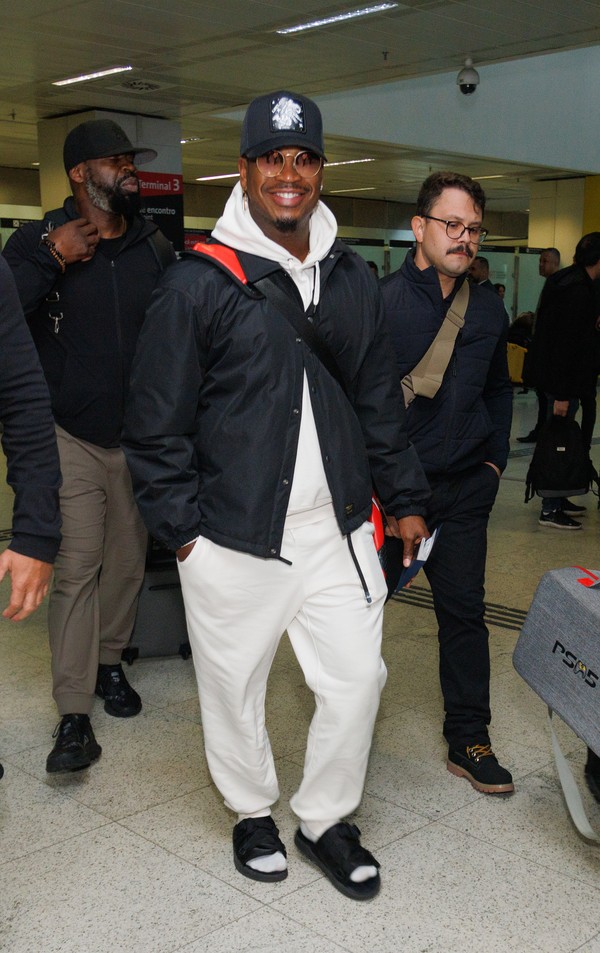 Ne-Yo é tietado por fãs ao desembarcar no Brasil para show no Rock in Rio
