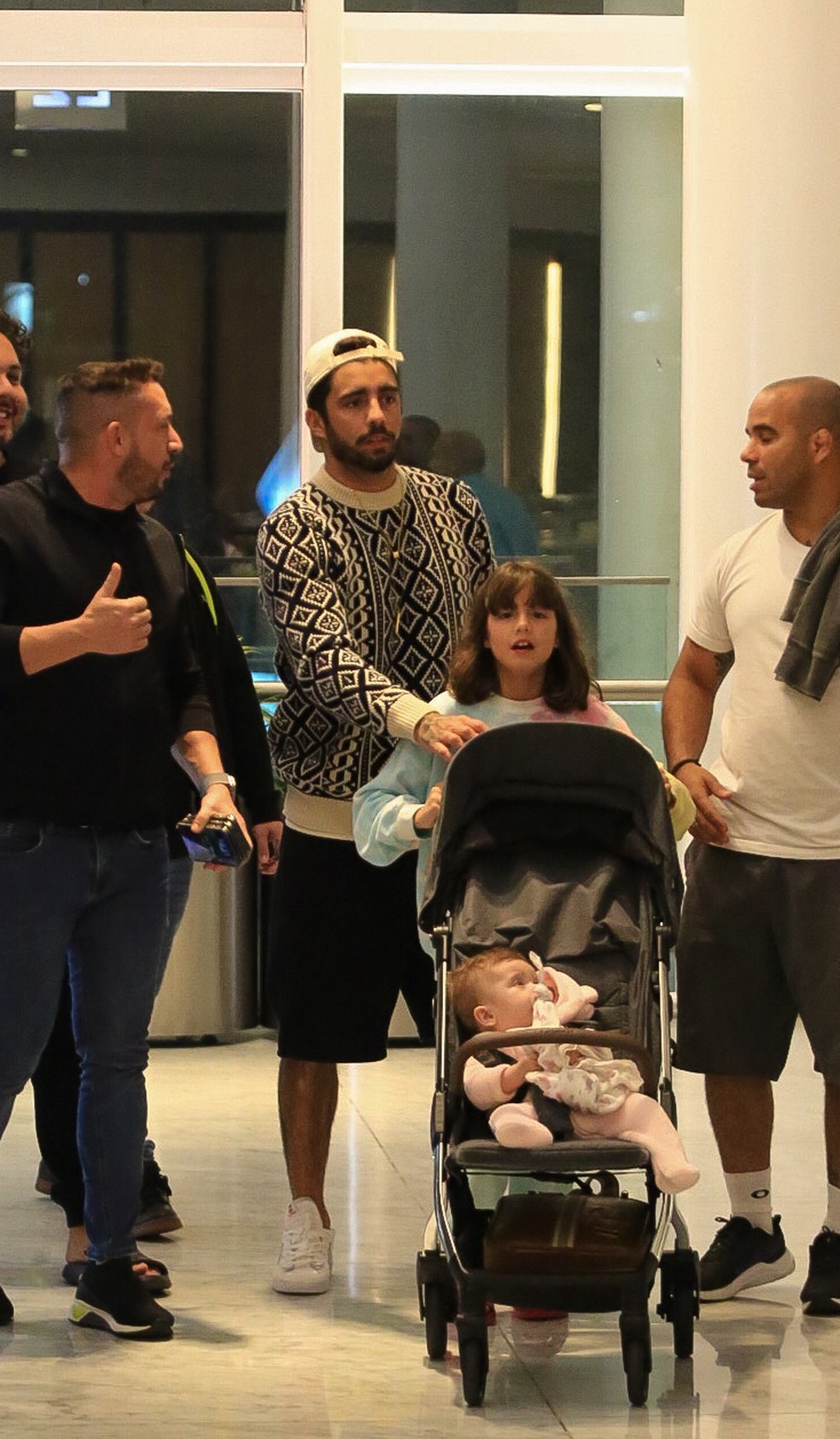 Em meio a polêmicas, Pedro Scooby passeia com os 4 filhos no RJ