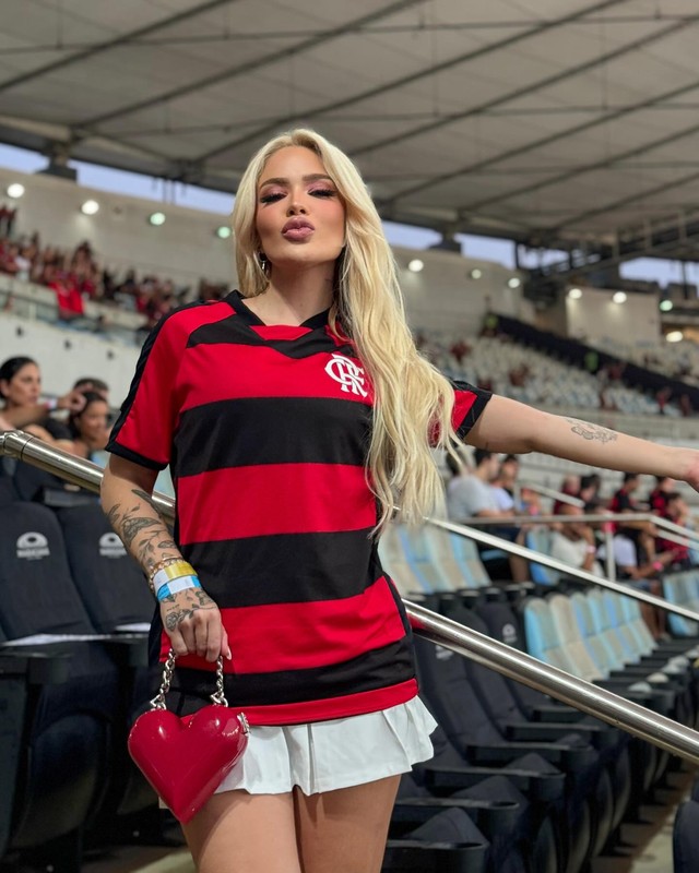 Em meio a affair, Karoline Lima usa camisa do Flamengo com apelido de ...