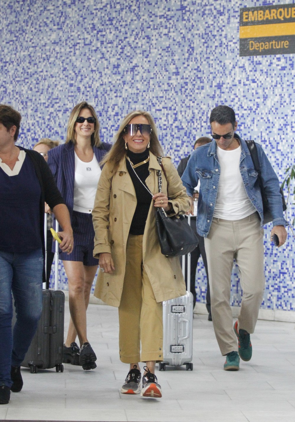 Helô Pinheiro, Ticiane e César Tralli desembarcam juntos em aeroporto ...
