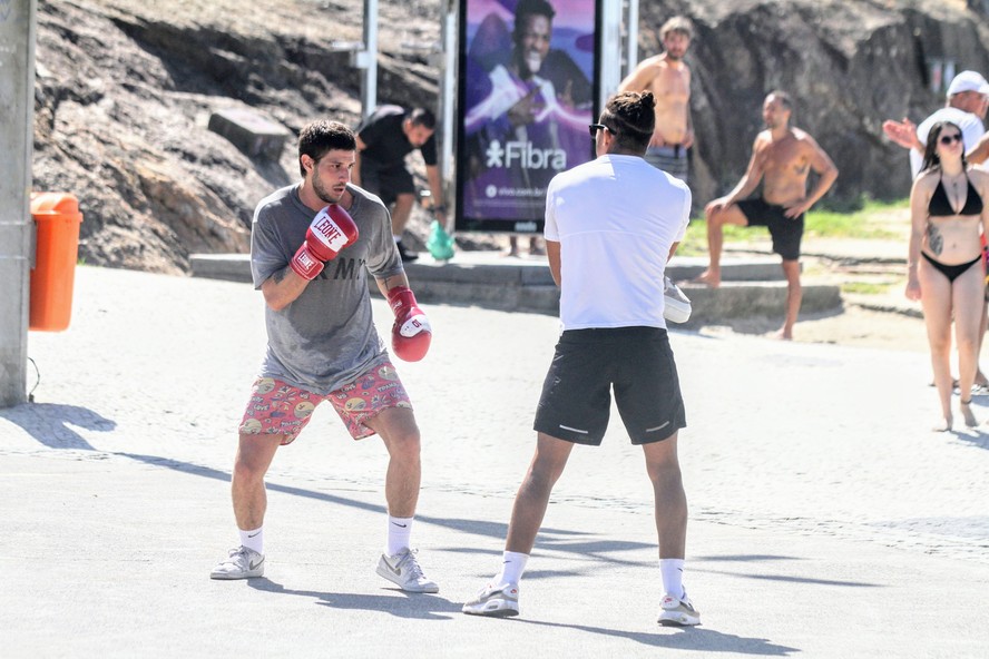 Chay Suede treina boxe em praia do Rio em meio à reta final de 'Travessia'