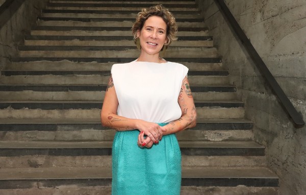 Gabriel Braga Nunes recebe a irmã 'sósia' e os pais em espetáculo