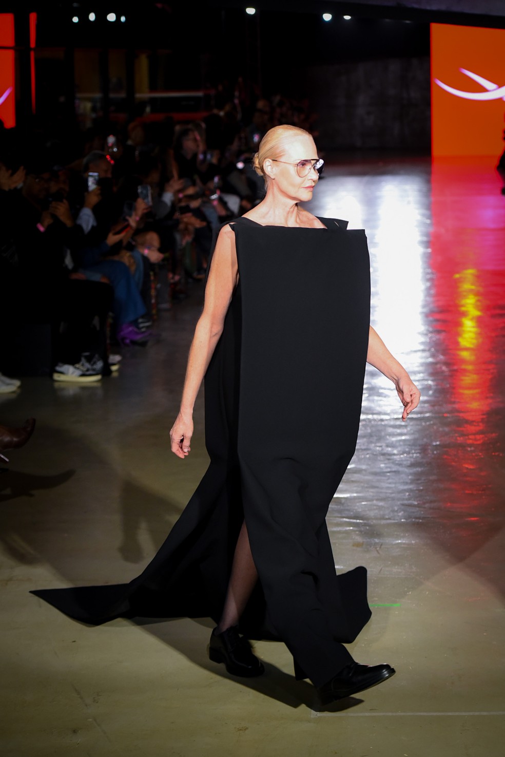 Musa dos anos 1990, Claudia Liz volta às passarelas em desfile em SP ...