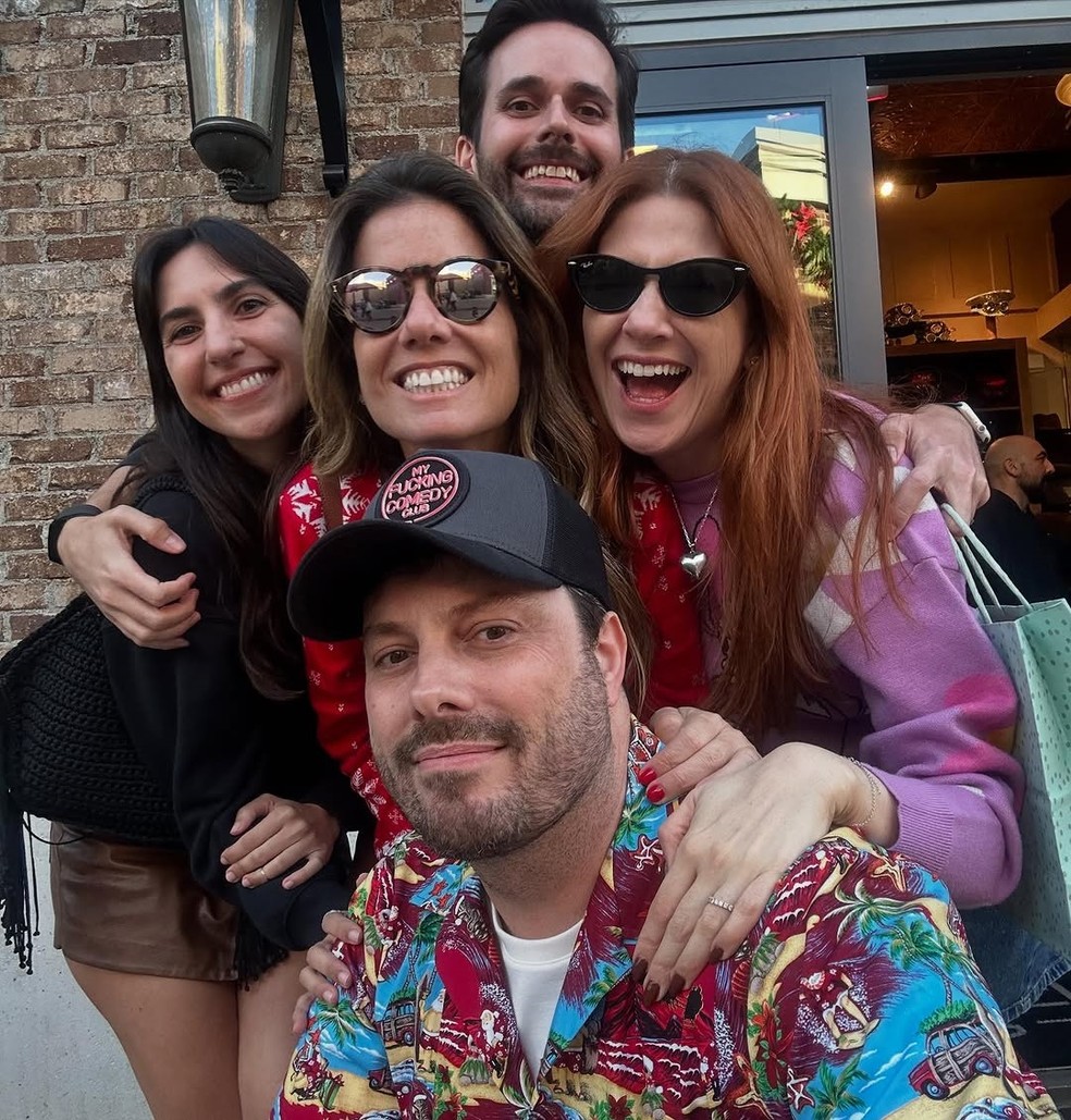 Dani Calabresa curte viagem para a Disney com o marido e Danilo Gentili ...