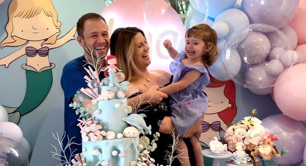 Daiana Garbin corre com Lua e brinca que a filha é 'personal exigente'