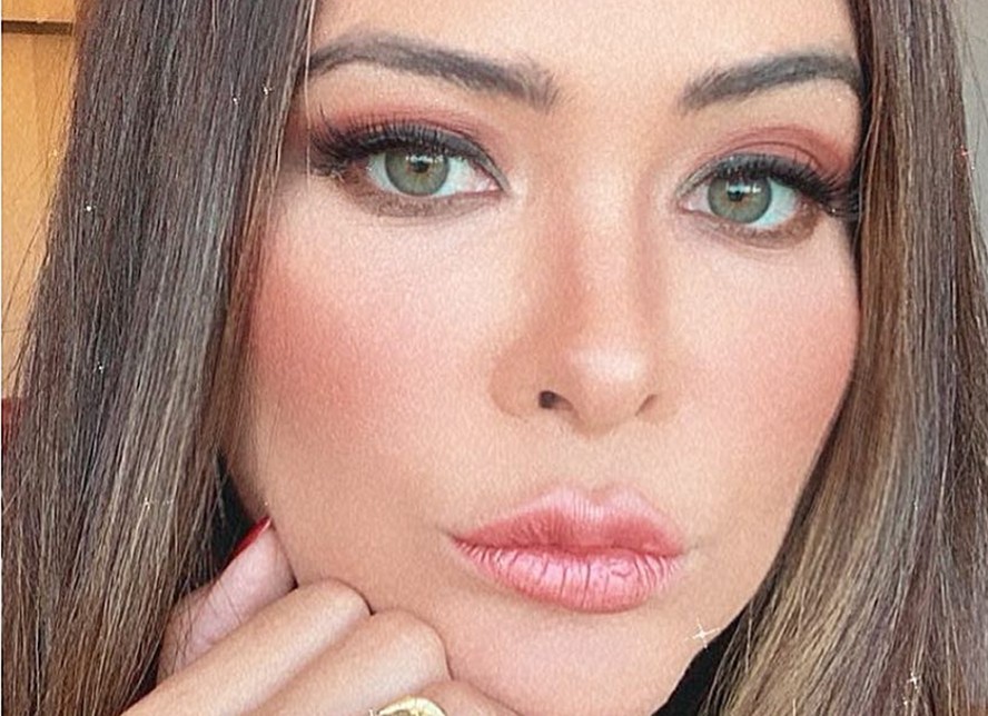 Geisy Arruda usa saída de praia transparente para evidenciar biquíni