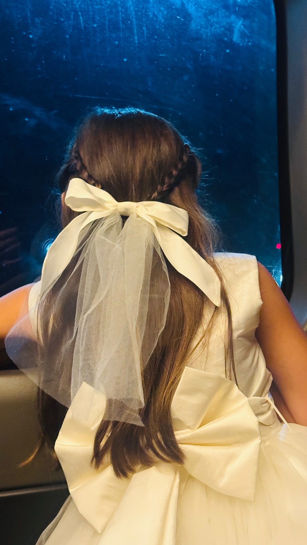 Bruno Gissoni e Yanna Lavigne encantam ao mostrar filha como daminha de casamento