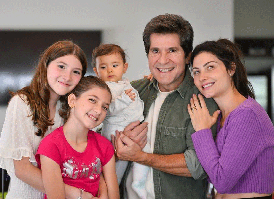 Daniel posa ao lado da mulher e das três filhas, e fãs elogiam a família