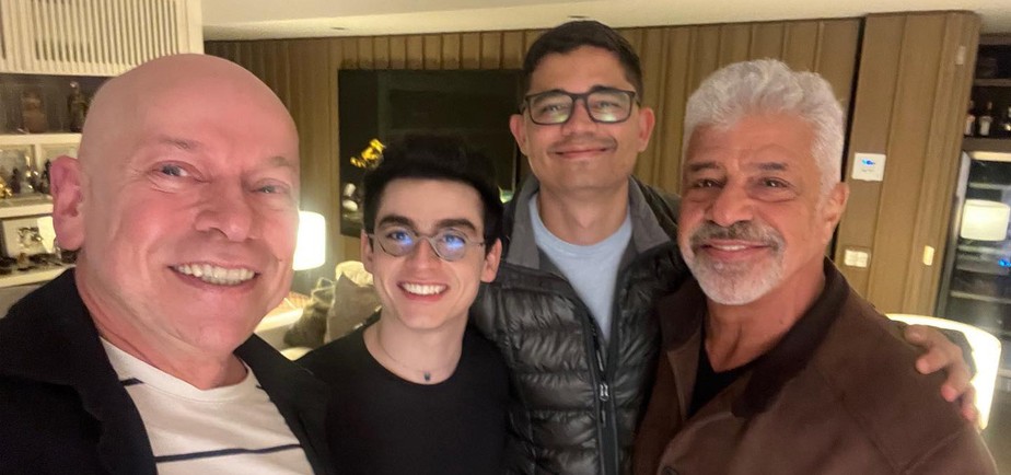 Leandro Karnal e marido recebem Lulu Santos e Clebson Teixeira para jantar