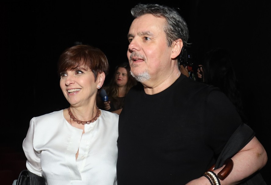 Lídia Brondi prestigia Cássio Gabus Mendes durante estreia teatral em SP