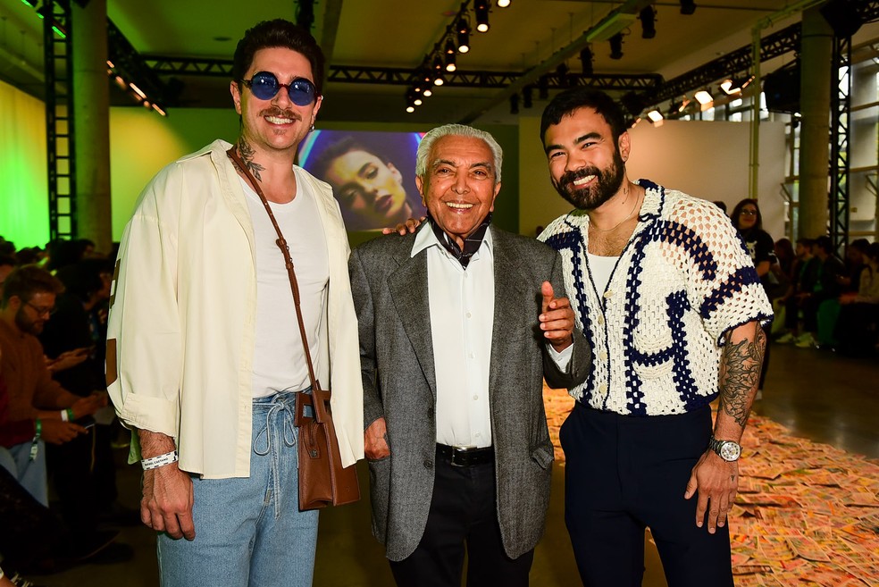 Cheio de estilo, Mauricio de Sousa assiste ao desfile da SPFW com filho e o genro