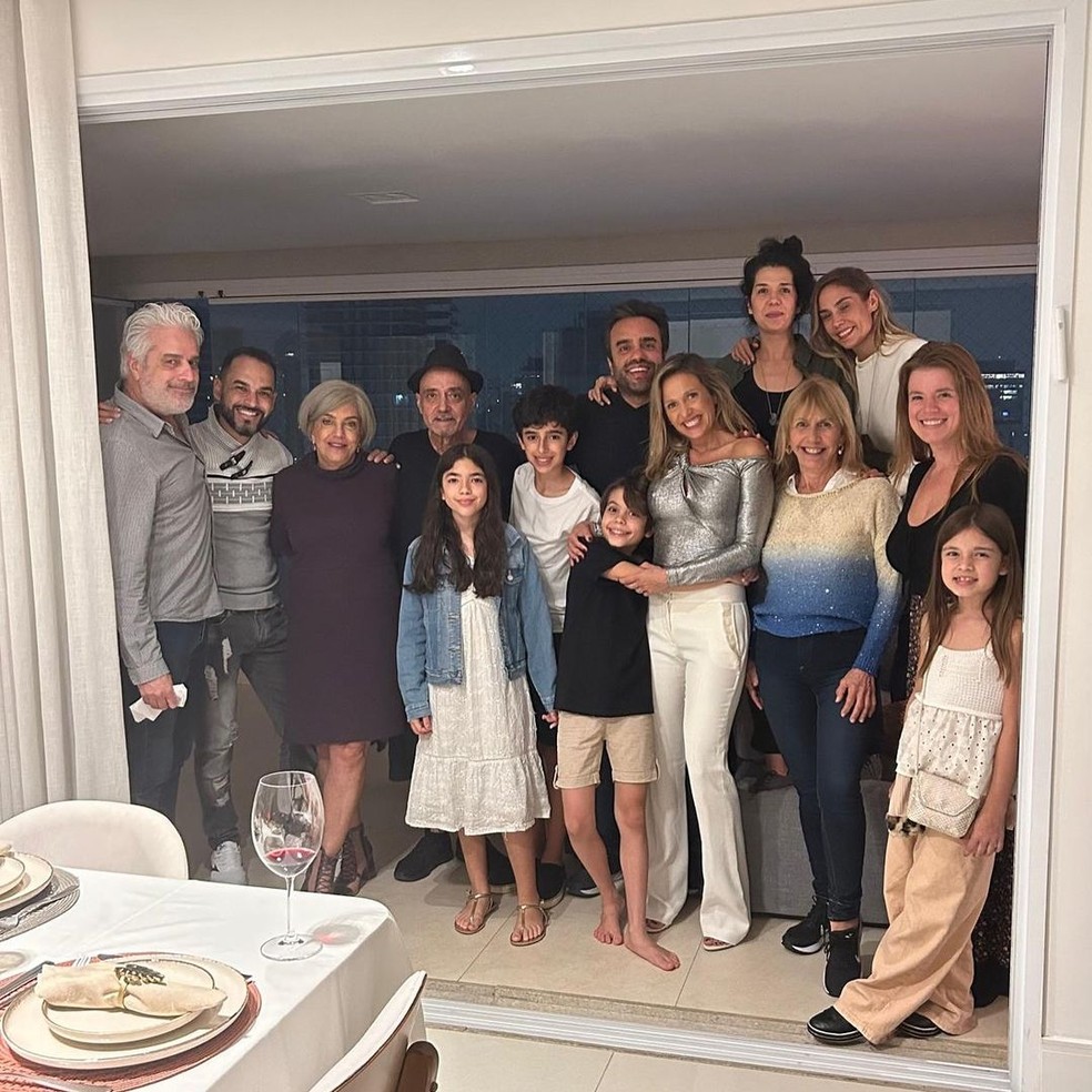 Luisa Mell comemora aniversário com namorado e filho em apartamento