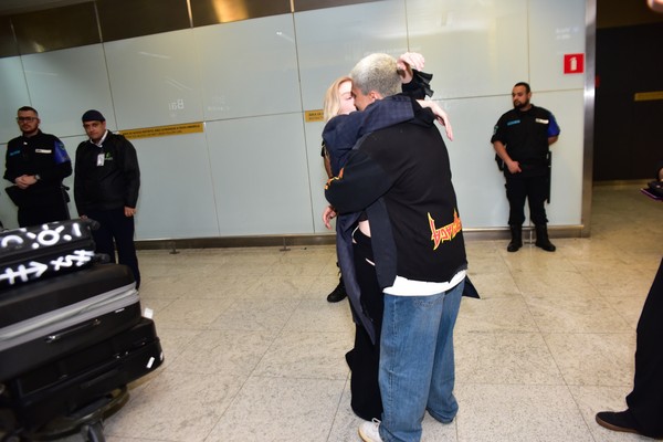 Luísa Sonza beija muito o affair, Chico Veiga, em aeroporto; vídeos
