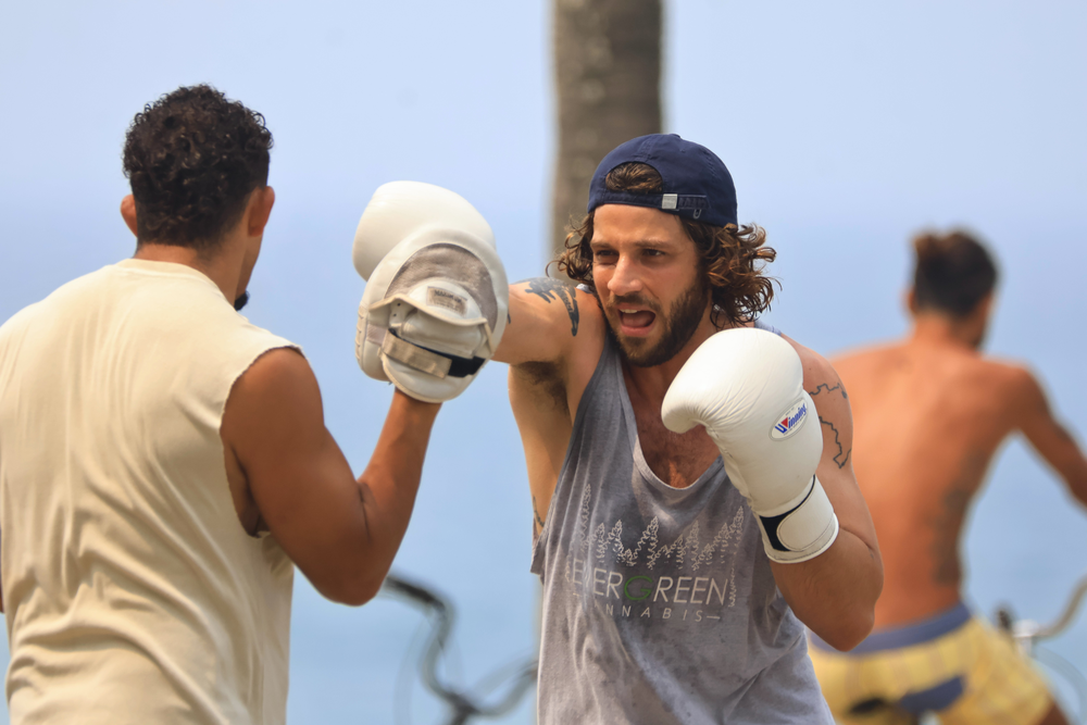 De corda a boxe, Chay Suede treina pesado em domingo de praia no Rio de ...