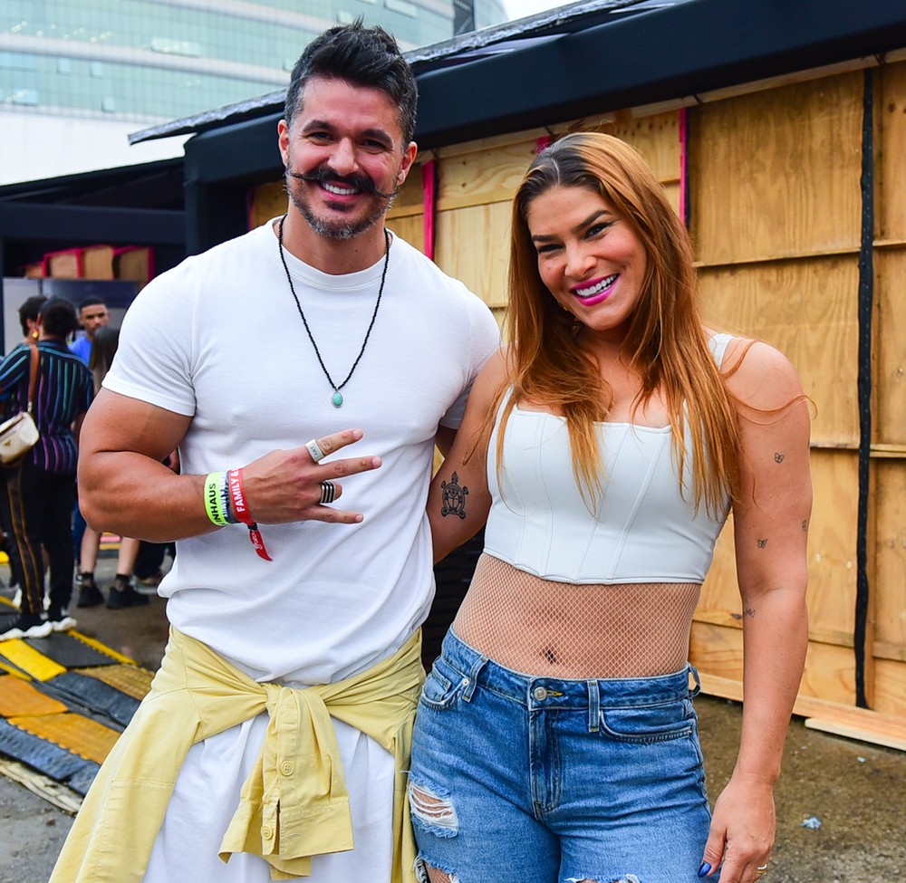 Ator Bruno Lopes mostra peitoral trincado e com piercing em dia de treino