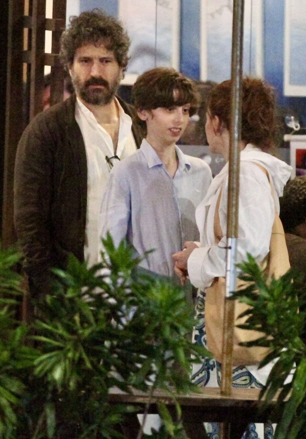 Ator Caco Ciocler é visto em momento em família durante noite carioca