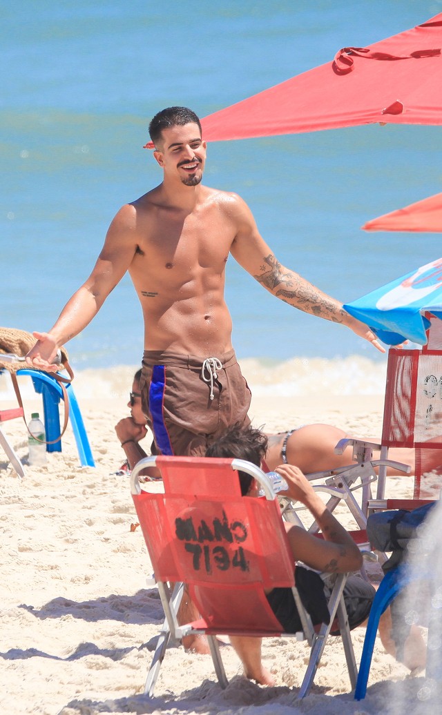Enzo Celulari exibe barriga sarada em dia de praia no Rio
