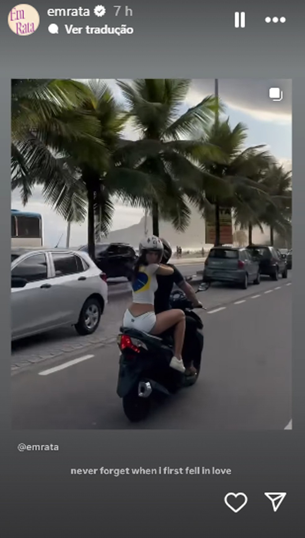Emily Ratajkowski anda de moto com look do Brasil em 1ª viagem ao Rio ...