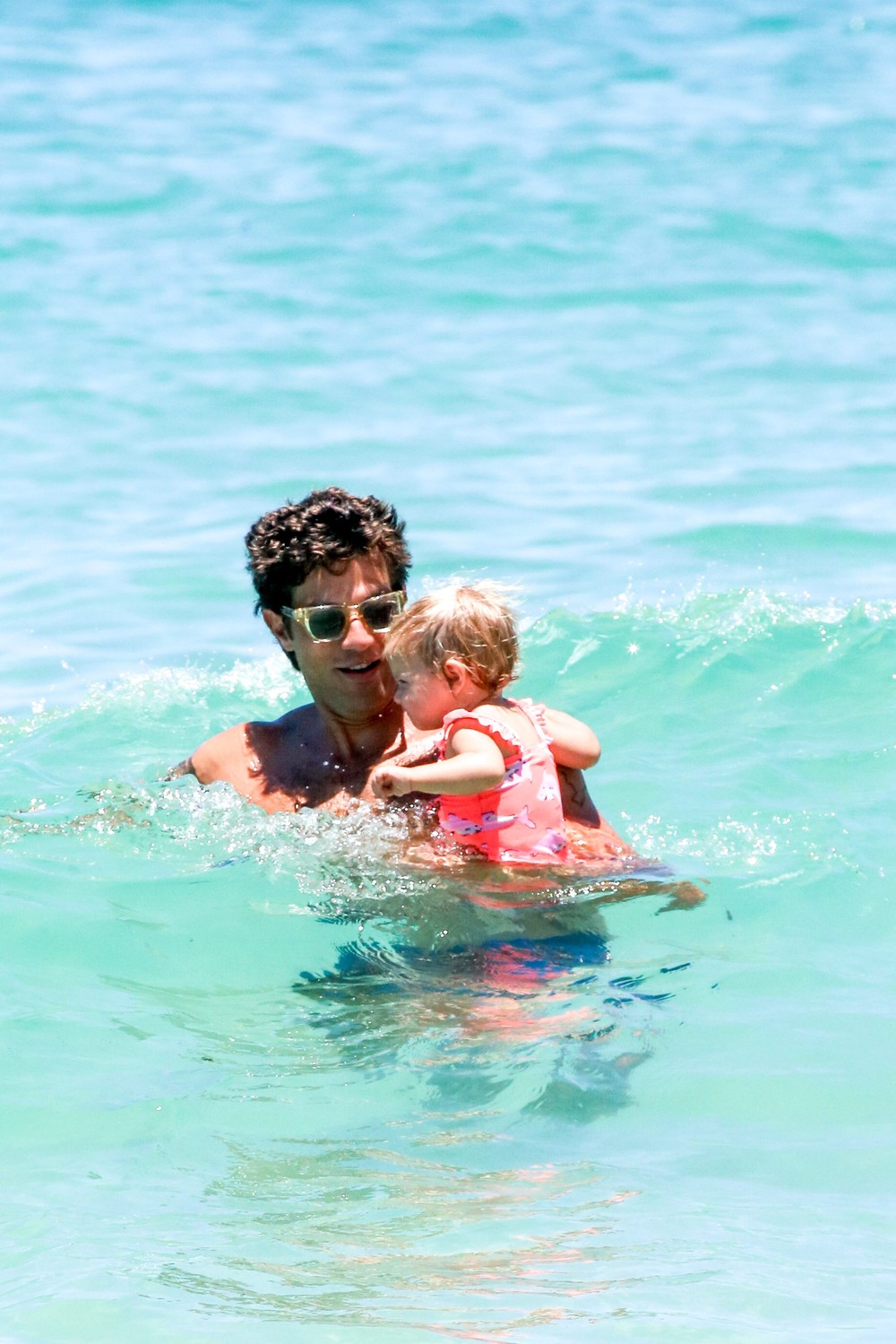 Chay Suede curte praia com a filha caçula; veja fotos