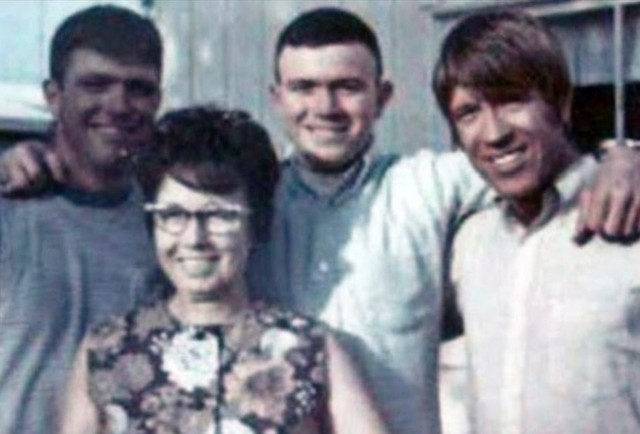 Aos 84, astro Chuck Norris anuncia a morte da mãe aos 103 anos de idade