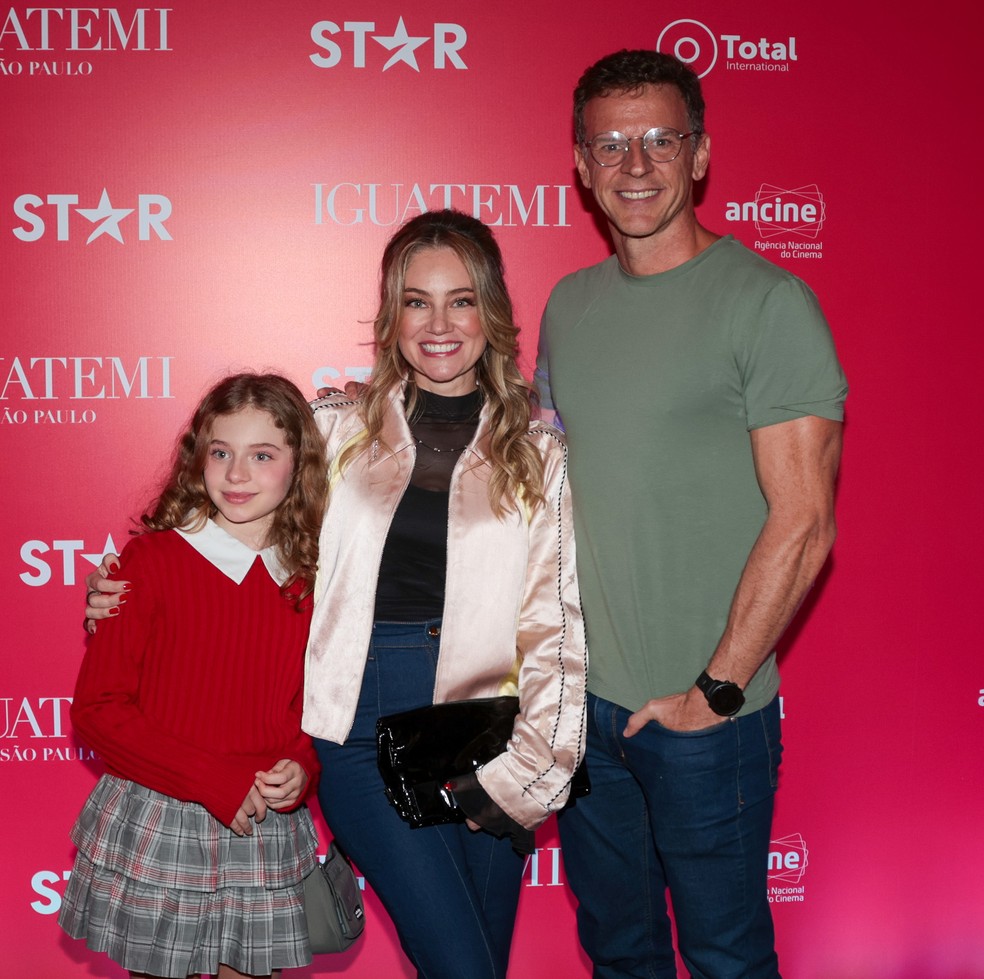 Atriz e ex-paquita Juliana Baroni faz aparição rara com marido e filha ...