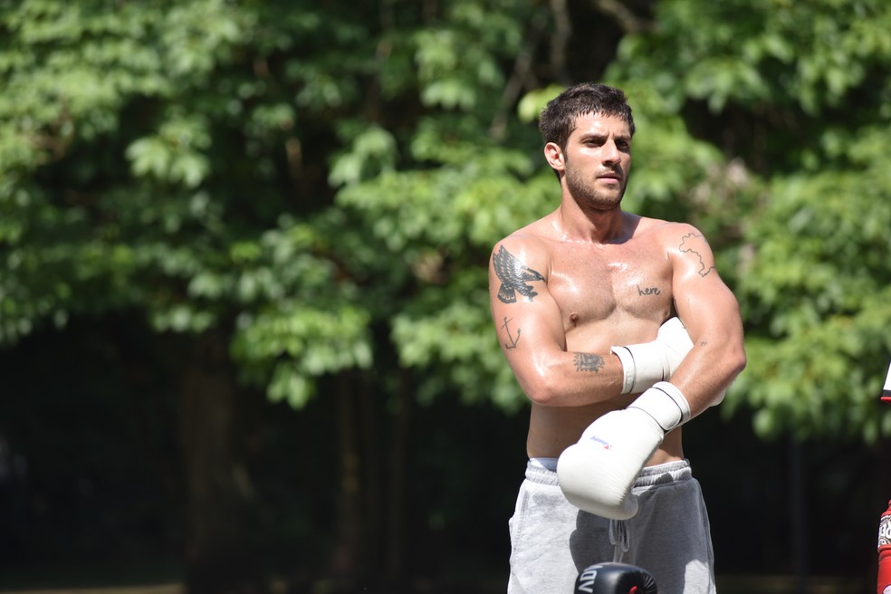 Chay Suede treina boxe em praça de São Paulo