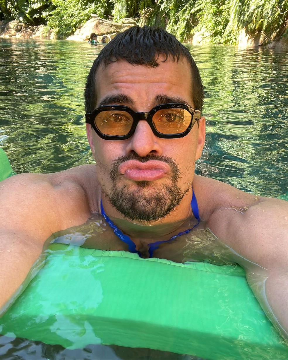 Thiago Martins exibe tanquinho em férias nos EUA; fotos