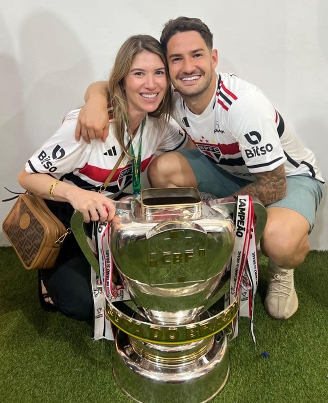 Rebeca Abravanel e Alexandre Pato fazem chá de bebê luxuoso: 'Nós três'