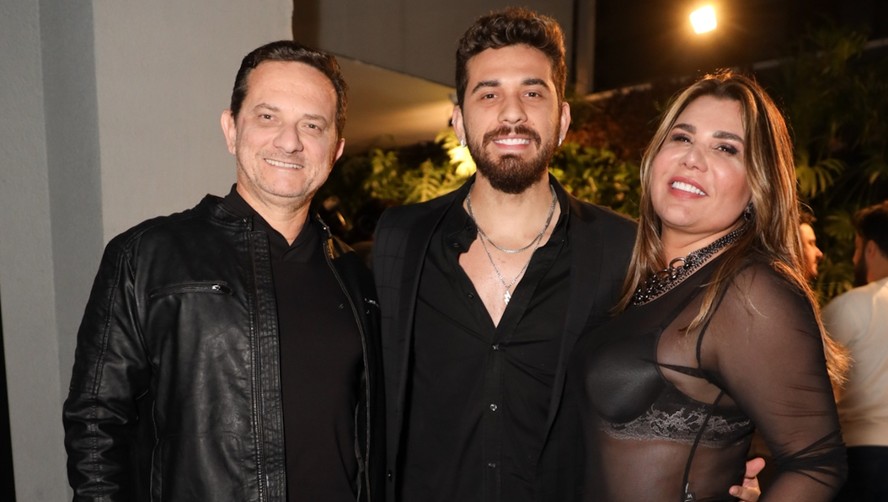 Solteiro, Gustavo Mioto leva os pais a lançamento de DVD