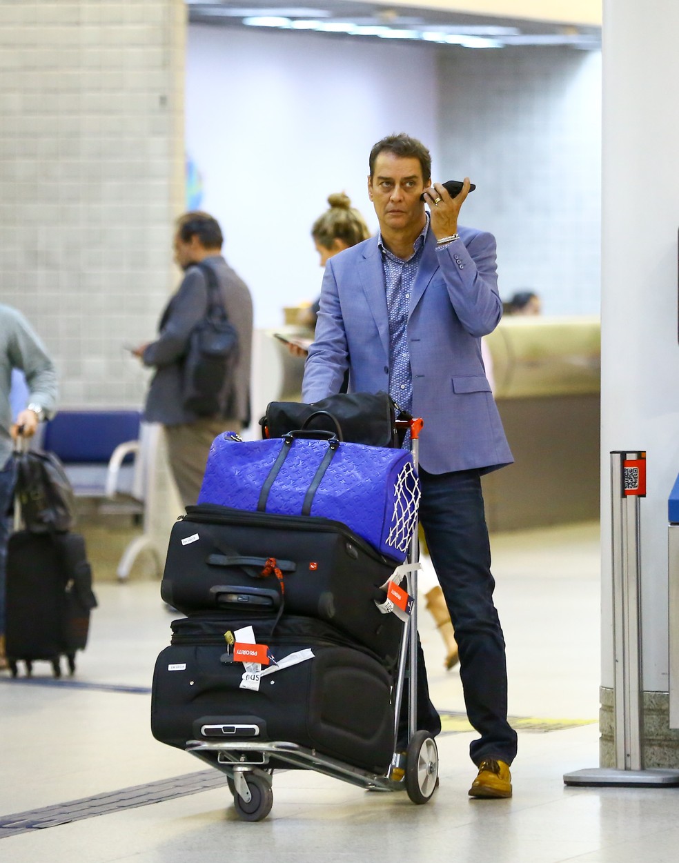 Marcello Antony é clicado em aeroporto durante passagem pelo Brasil