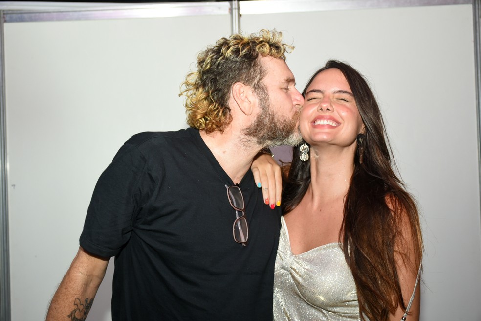 Em aparição rara, Otto e Lavínia Alves trocam beijos em folia no Recife