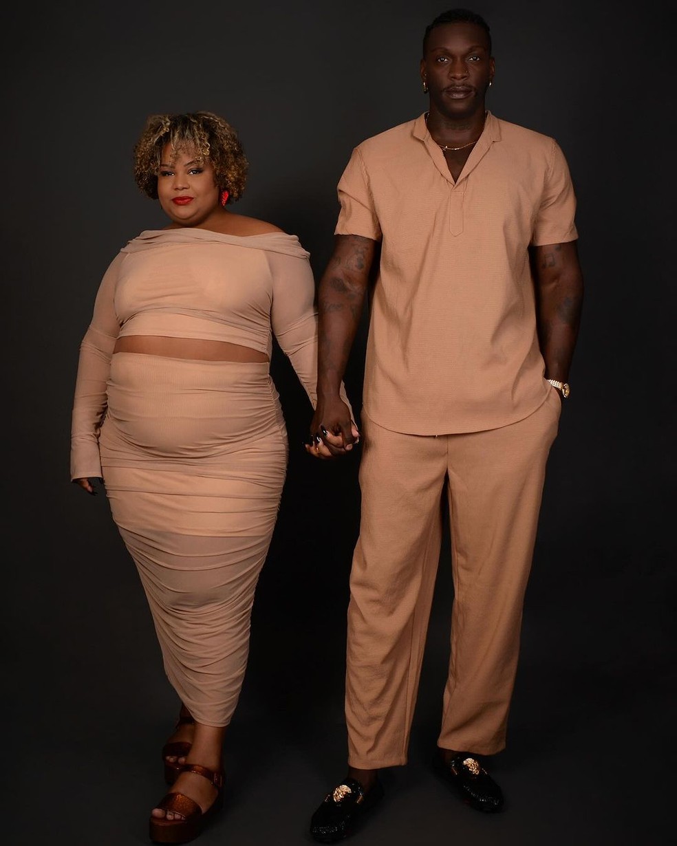 MC Carol faz ensaio romântico com o marido, o ator de pornô gay Cosme Santiago