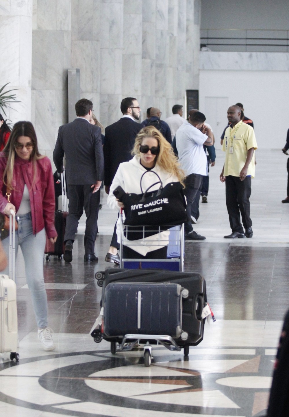 Danielle Winits desembarca no Rio usando bolsa grifada de quase R$14 mil