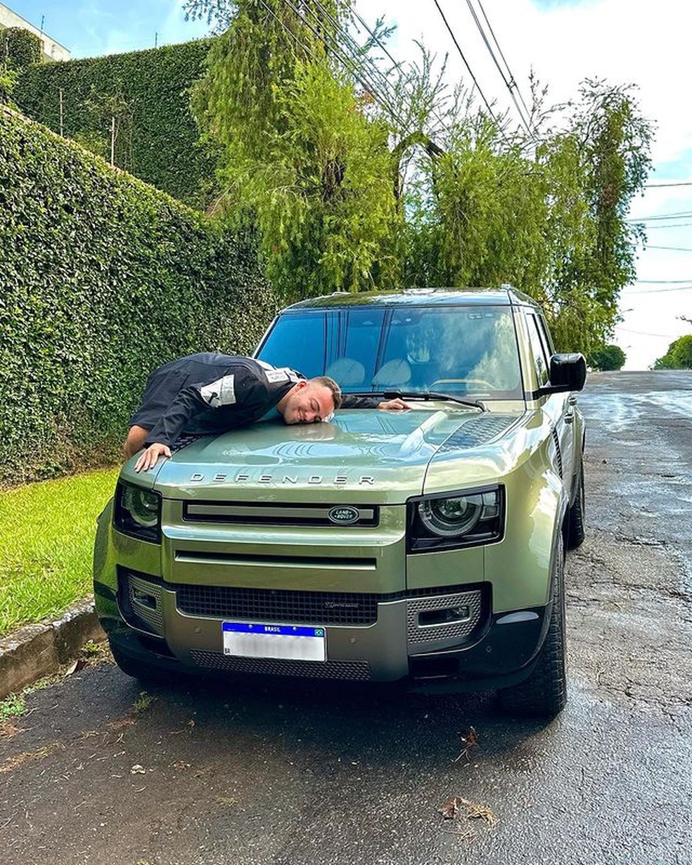 Vídeo: Lucas Rangel faz tour por novo carro de luxo de R$ 800 mil