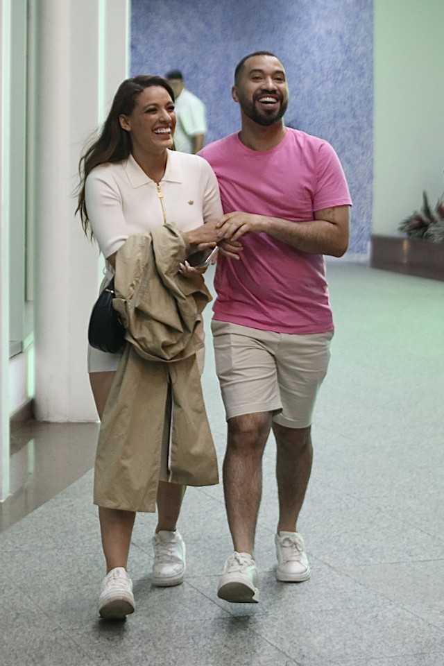 Beatriz Reis e Gil do Vigor se divertem em aeroporto ao serem ...