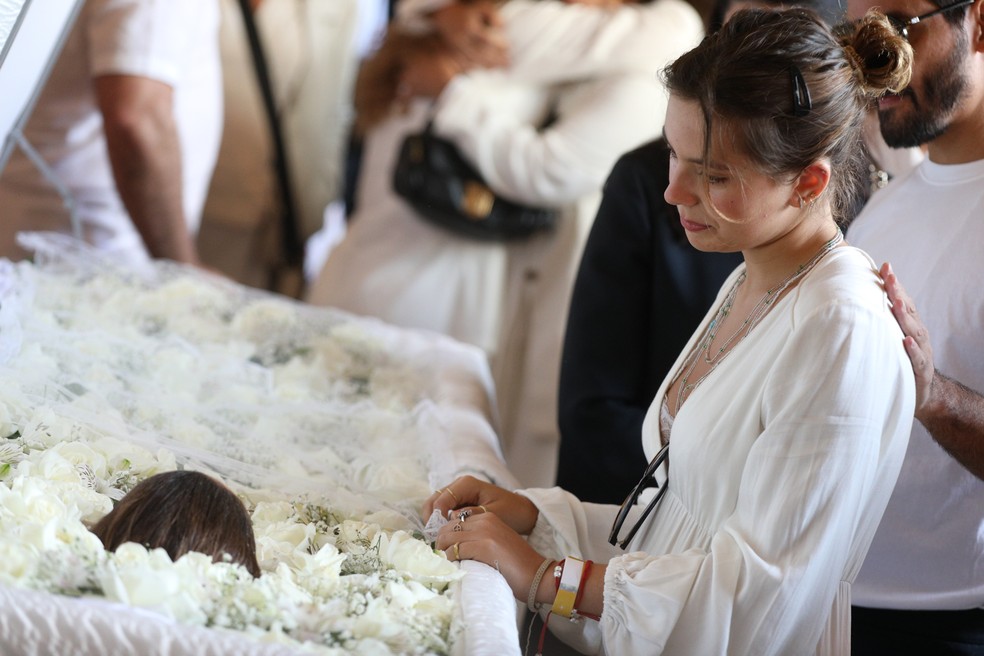 Sobrinha de Preta Gil, Flor Gil chora ao se despedir da tia em velório