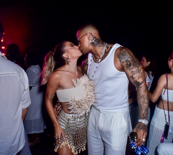 Léo Santana e Lore Improta beijam muito em noite de festa no cruzeiro ...