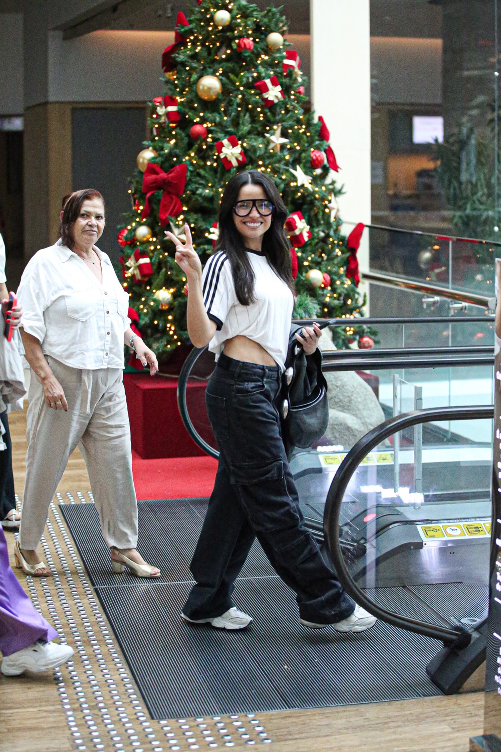 Juliette passeia em shopping do Rio de Janeiro com a mãe; fotos